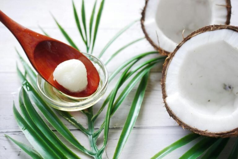 Benefícios do óleo de coco: saúde e beleza natural - Corpo e Mente na ...